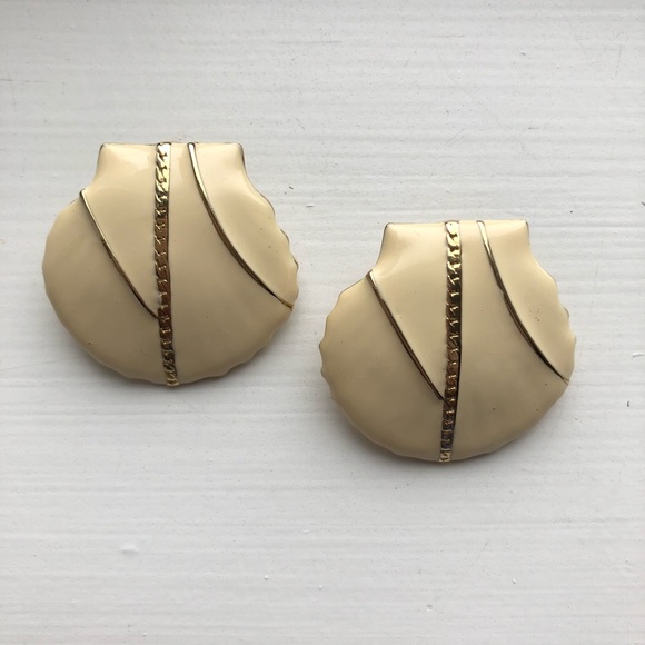 Vintage | Jewelry | Chic Chunky Gold Cream Clam Shell Earrings | Poshmark